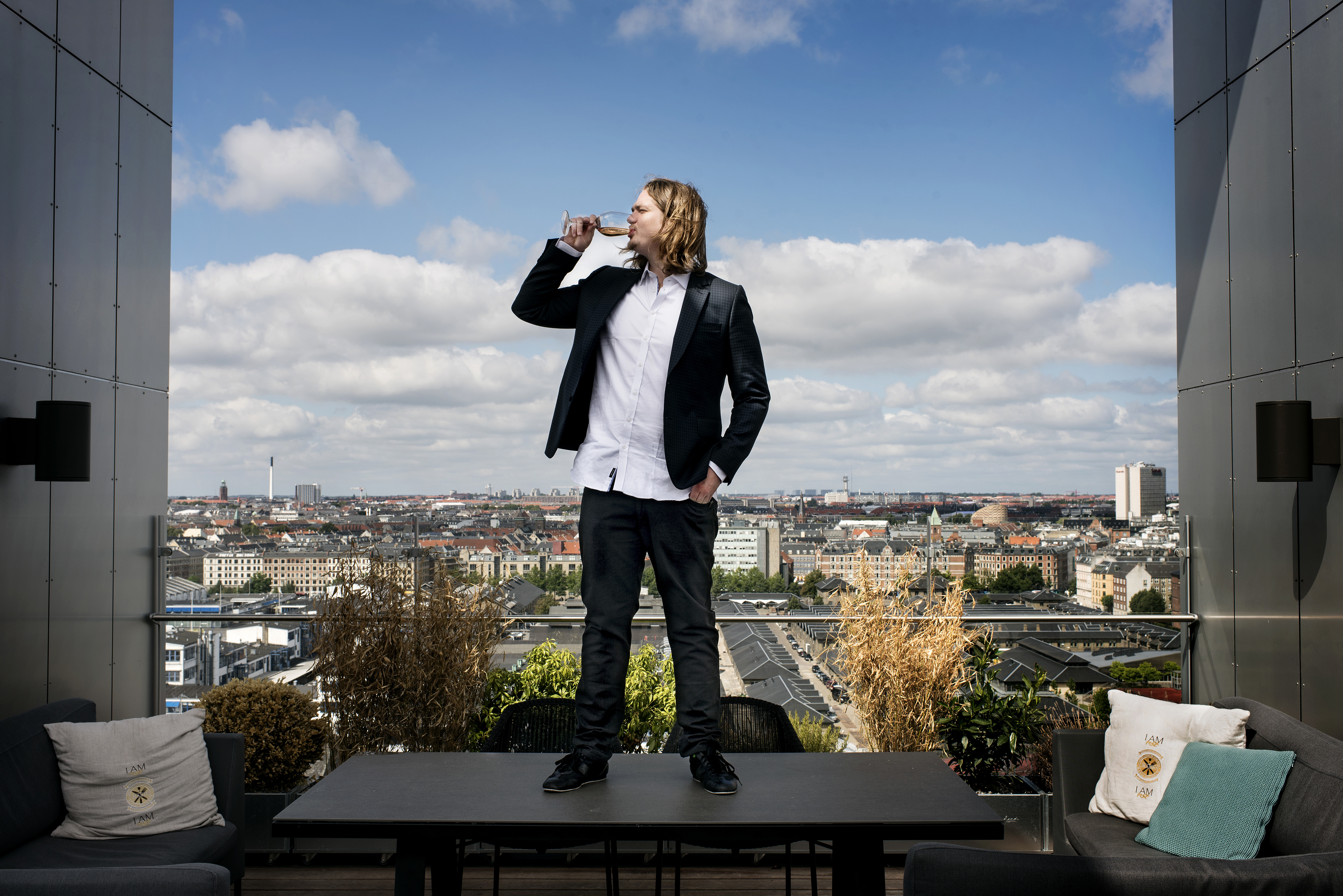 Milliardærarving taber millioner på rosé og vodka