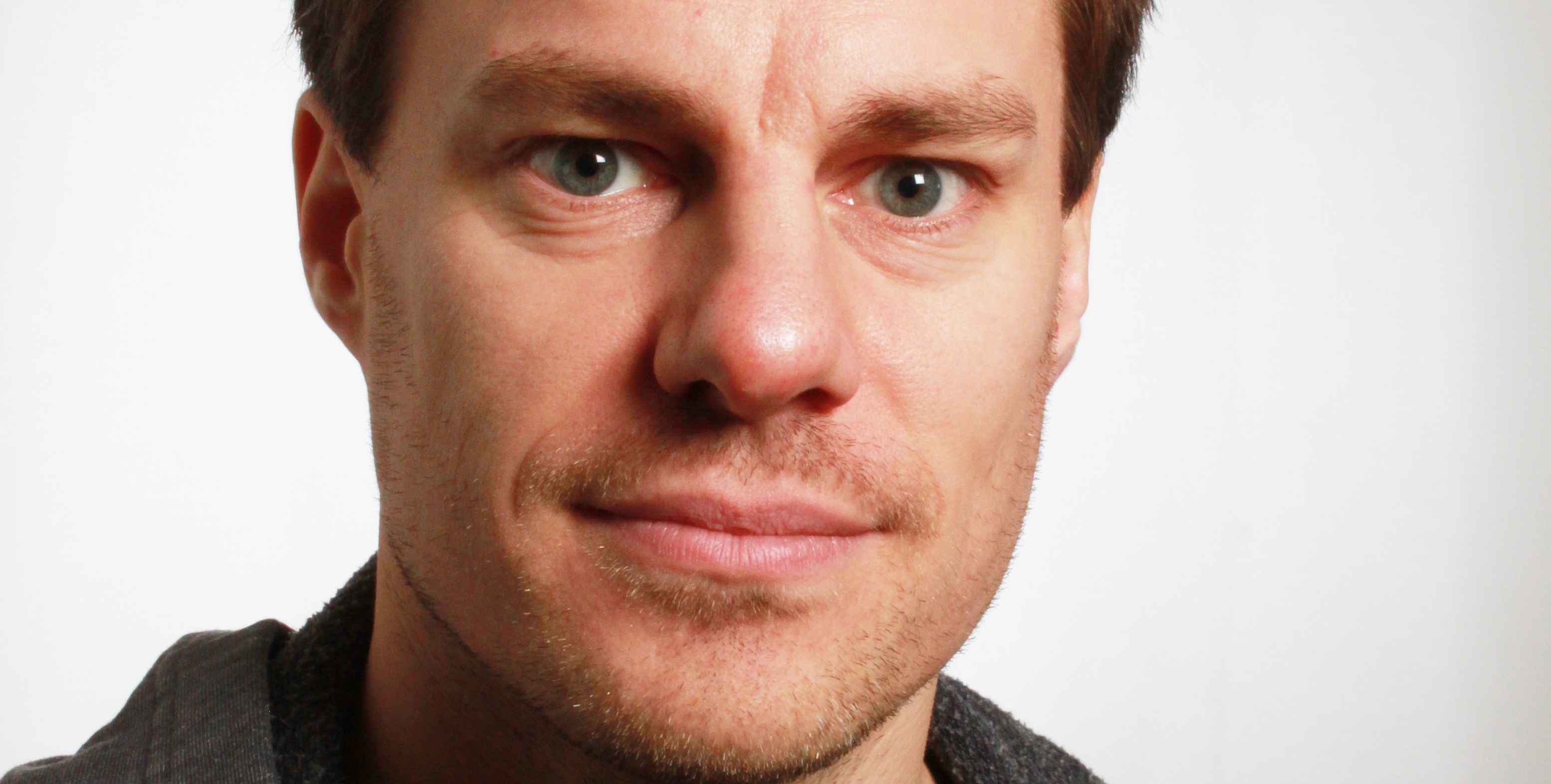 Truet med slagvåben: Politiker må flygte fra gal mand