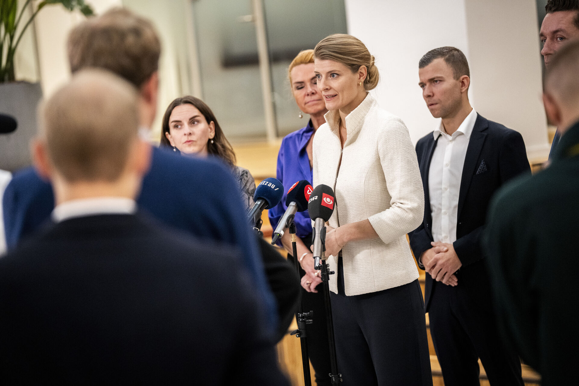 Politisk kludetæppe forenkler kontanthjælpen, men skaber bekymring for nye hovedbrud i kommunerne